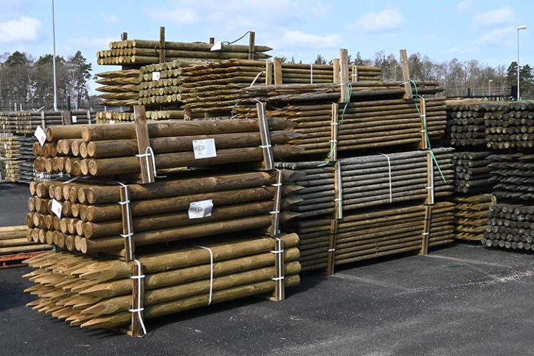 Tryckimpregnerade stolpar NTR A Längd 1800 Barkad - Stängselfabriken ...